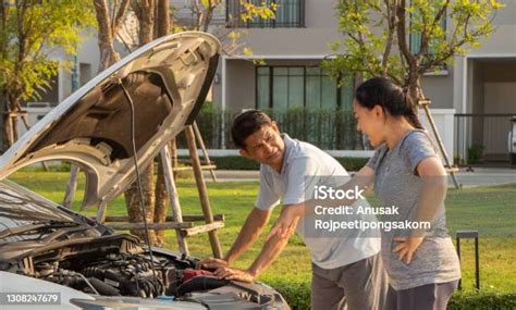 깨진 자동차는 휴대 전화에 도움을 요청합니다 도로에 깨진 자동차 아시아 남자와 여자 근처 깨진 된 차 야외 2명에 대한 스톡 사진 및 기타 이미지 Istock