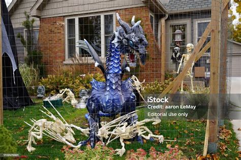 지역 사회의 주택 소유자는 2022년 무서운 할로윈 장식으로 집과 마당을 꾸몄습니다 0명에 대한 스톡 사진 및 기타 이미지 0명 10월 Stranger Things