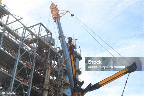 파이프 기둥 난간 계단 및 장비가있는 대형 신산업 석유 정제 석유 화학 플랜트의 강력한 건설 크레인으로 건설 및 설치 작업 충돌 사고에 대한 스톡 사진 및 기타 이미지