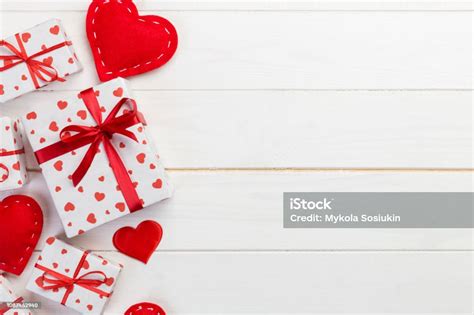 발렌타인 데이 또는 다른 휴일 수 제 종이에으로 현재 휴가 래퍼에 빨간 하트와 선물 상자 선물 상자 흰색 나무 테이블 상단 보기 복사 공간 빈 공간에 디자인에 대 한