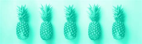 최소한의 스타일을위한 밝은 파인애플 패턴 상단 보기입니다 팝 아트 디자인 창조적 인 개념 공간을 복사합니다 트렌디 한 녹색과 청록색 색상 민트 색상 배경에 신선한 파인애플