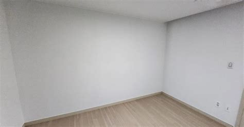 엄청 촉박하게 다음날 도배할것을 문의한건데 시간이 되셔서 럭키비키였어요~4년밖에 안된 아파트라 안방만 했는데 만족해요 숨고