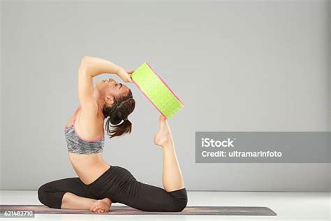 고급 요가 필라테스 스트레칭 훈련 요가 휠 포즈를 연습하는 여성 요가휠에 대한 스톡 사진 및 기타 이미지 요가휠 20 24