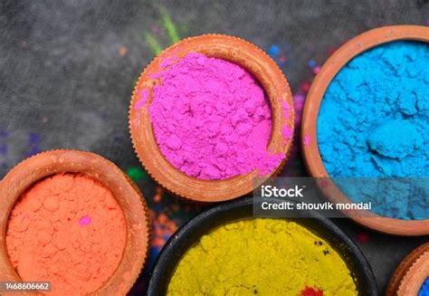 어두운 배경에 격리된 그릇에 담긴 다채로운 전통 홀리 분말의 상위 뷰 텍스트 공간 행복한 홀리 Holi라는 컨셉 인도 컬러 페스티벌 0명에 대한 스톡 사진 및 기타 이미지