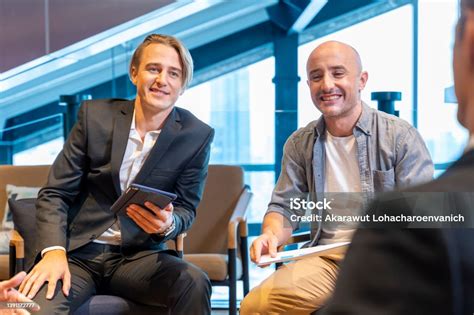 성공적인 마케팅 전략 컨셉을 위한 전략적 관리를 위한 데이터 및 정보 분석에 대한 브레인스토밍을 하는 백인 비즈니스 인재팀 2명에 대한 스톡 사진 및 기타 이미지 Istock