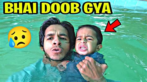 Swimming Pool Me Chota Bhai Doobne Lga Tah Youtube