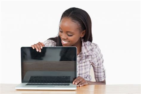 Premium Photo Smiling Babe Woman Showing A Screen