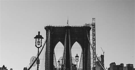 가로등 강철 케이블 거리 사진 건축 고딕 양식의 건축물 관광 명소 그레이 스케일 사진 그레이스케일 낮 뉴욕 뉴욕 랜드 마크 뉴욕 랜드마크 다리 다리