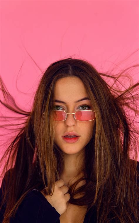 검은 안경 프레임 안경을 쓴 여자 사진 Unsplash의 무료 분홍색 이미지