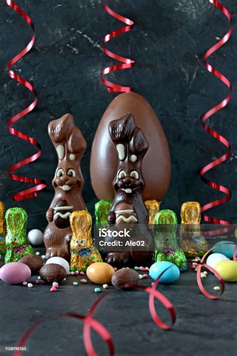 어두운 배경에 맛 있는 초콜릿 부활절 달걀 토끼 꽃과 과자 0명에 대한 스톡 사진 및 기타 이미지 0명 계절 고풍스런