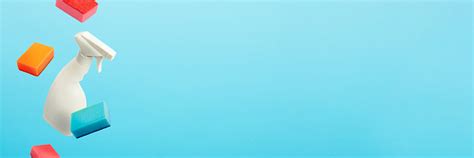 파란색 고립 된 배경에서 청소및 세척을위한 스프레이와 스폰지와 공기 흰색 병에 비행 청소 개념입니다 배너 공중 부양 걸레에 대한 스톡 사진 및 기타 이미지 Istock