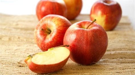 The Rubber Band Hack That Will Keep Your Apples From Turning Brown