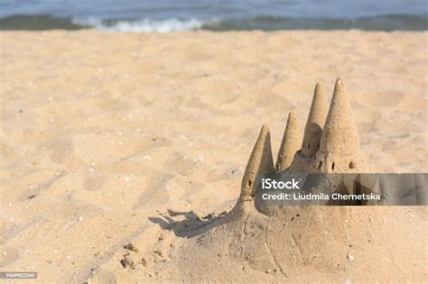 화창한 날에 바다 근처에 모래성이 있는 해변 텍스트를 위한 공간 0명에 대한 스톡 사진 및 기타 이미지 0명 건설 산업 건축 Istock