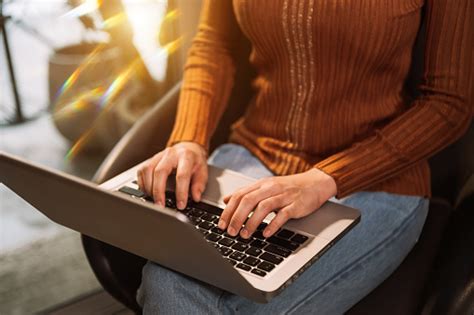 돼지 저금통에서 가져 오는 계산기에 동전을 세는 여성 홈 오피스에서 비용에 대해 책상에서 계산하기 위해 계산기에서 작동하는 펜을 들고 손을 잡습니다 계산기에 대한 스톡 사진