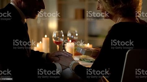 우아한 숙 녀 선물 상자 레스토랑 날짜 기념일 축 하를 받는 세 2명에 대한 스톡 사진 및 기타 이미지 2명 기념일 남성