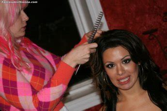 Curvy Sienna West Reveals Her Gorgeous Body On The Camera Photos