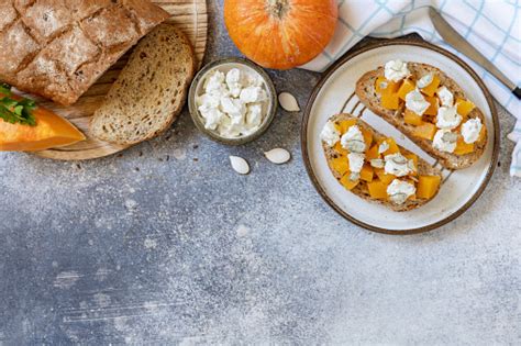 돌 테이블에 향신료 호박과 페타 치즈를 곁들인 통곡물 빵을 엽니다 건강 식품 채식 전채 위에서 본 모습 공간을 복사합니다 오픈 샌드위치에 대한 스톡 사진 및 기타 이미지