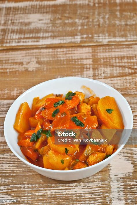 나무 테이블에 흰색 그릇에 감자 분홍색 초라한 보드에 오렌지 소스를 곁들인 삶은 감자 접시 근처에 텍스트를 배치합니다 설계를 위한 공간을 복사합니다 건강한 식생활에 대한