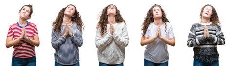 구걸 하 고 손으로 얼굴 매우 감정적이 고 걱정에 희망 식 함께 기도 격리 된 배경 위에 젊은 갈색 머리 곱슬 머리 소녀 콜라주 용 서에 대 한 요구 종교 개념입니다 갈색