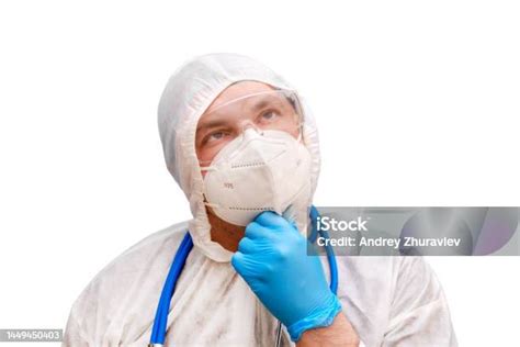 흰색 배경에 격리된 고글과 안면 마스크가 있는 보호복 유니폼을 입은 남자 의사 위생병 N95 호흡기와 보안경을 착용한 흰색 항바이러스 보호복을 입은 구급대원 40 44세에