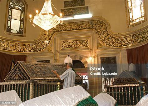 Doa Muslim Di Mausoleum Sultan Iabd252lhamid Foto Stok Unduh Gambar