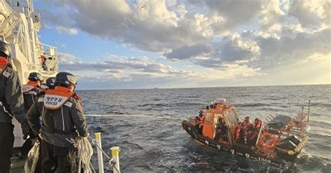 영덕 대탄항 앞바다서 선박 화재 발생선원 8명 전원 구조