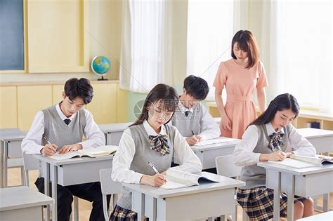学生在教室认真做题高清图片下载 正版图片 摄图网