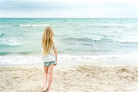 Ragazza Che Cammina Sulla Spiaggia Fotografia Stock Immagine Di Orma Oceano