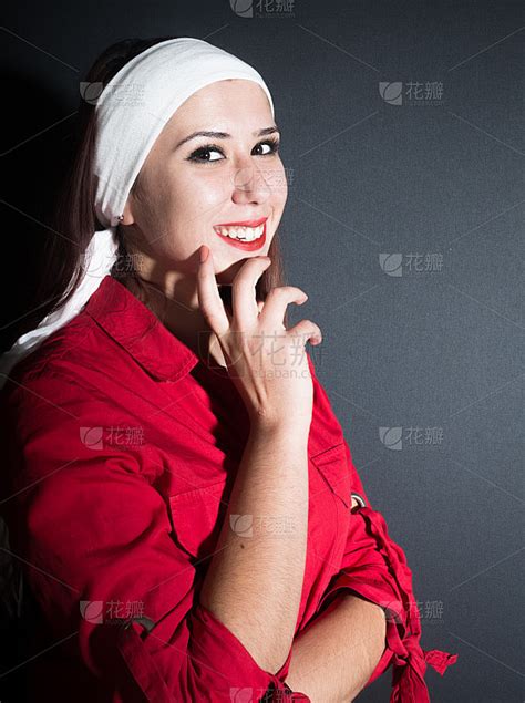 美丽的女孩摆姿势