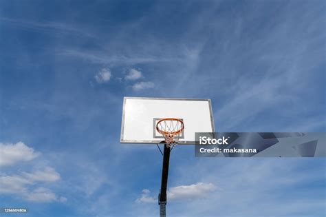 표현력 있는 푸른 하늘 아래 농구 후프와 백보드의 고립된 전망 0명에 대한 스톡 사진 및 기타 이미지 0명 3점 슛 건강한 생활방식 Istock