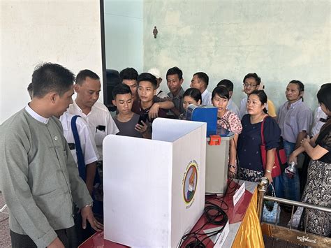 ဒဂုံမြို့နယ်တွင် မဲဆန္ဒရှင်ပြည်သူများ မြန်မာအီလက်ထရောနစ်မဲပေးစက်ဖြင့် လက်တွေ့စမ်းသပ်မဲပေးလေ့လာ