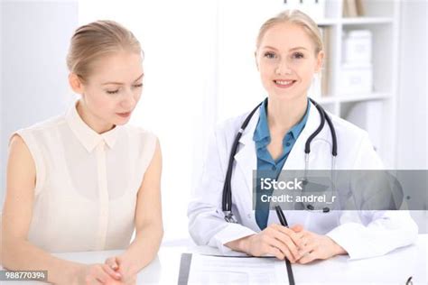금발 여성 의사 그리고 환자 병원 사무실에서 이야기 보건 의료 및 의학에서 클라이언트 서비스 건강 진단에 대한 스톡 사진 및 기타 이미지 Istock