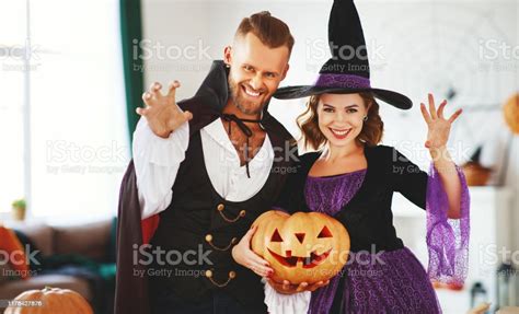 호박과 함께 마녀와 뱀파이어의 의상에 할로윈을 준비하는 사람들의 부부 의상에 대한 스톡 사진 및 기타 이미지 의상 커플