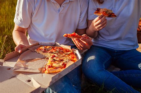 젊은 커플 밖에 피자를 먹는 여자와 남자 석양 피크닉 데입니다 패스트 푸드 개념입니다 클로즈업 2명에 대한 스톡 사진 및 기타 이미지 Istock