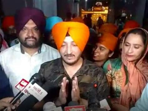 Inderjit Nikku Punjabi Singer Inderjit Nikku Bowed At Harimandir Sahib Said On The Controversy