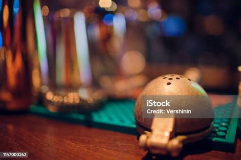 클래식 바 칵테일 셰이 커 바텐더 도구 세트 장비 선택 된 초점 강철에 대한 스톡 사진 및 기타 이미지 강철 개인 장식품 금속 Istock