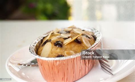 바나나 머핀 아몬드를 커피 한 잔과 함께 나무 접시에 넣고 건강한 저탄수화물 다이어트를 위한 비건 디저트를 가까이서 볼 수 있습니다 갈색에 대한 스톡 사진 및 기타 이미지