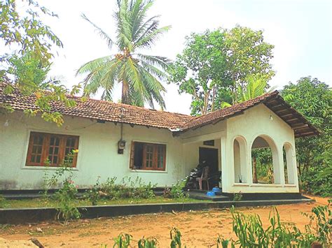 විකිණීමට ඇති ඉඩම් හා නිවාස ඇඹිලිපිටිය රෝහලට පිටුපස