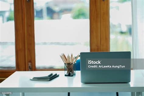 노트북 재무 문서 테이블에 계산기가 있는 비즈니스 사무실 0명에 대한 스톡 사진 및 기타 이미지 0명 개발 계산함 Istock