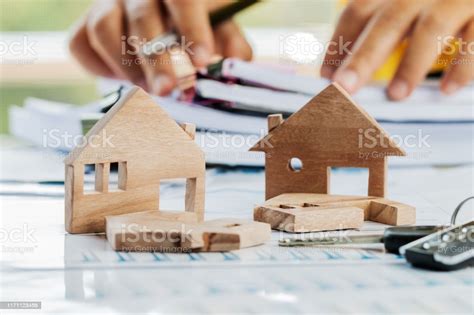 사업가 손 서명 문서 서류 서류 금융 또는 부동산 모기지 부동산 투자 사업 책상 사무실에 차트 보고서 문서 연락처 고객 목조