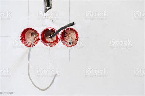 전원 소켓 아파트의 수리에 흰 벽에 전기 배선 설치입니다 개념에 대한 스톡 사진 및 기타 이미지 개념 개념과 주제 개선 Istock