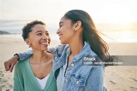 해변 포옹 퀴어 커플은 사랑 레즈비언 결혼 로맨스 관계로 행복합니다 Lgbtq 여성 또는 해변 휴가 휴가 및 일몰과 기쁨과 함께