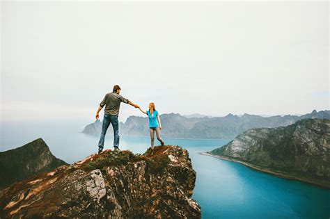여행 커플 손 노르웨이 남자와 여자 가족 건강 한 라이프 스타일 여름 휴가 야외 친구 행복 한 감정절벽 가장자리에 함께 개최 2명에 대한 스톡 사진 및 기타 이미지 Istock