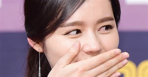 한가인 입 가리고 수줍은 미소