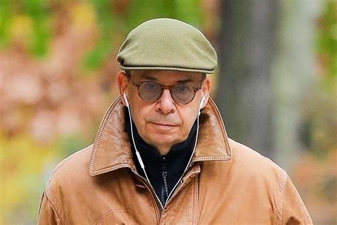 Rick Moranis Takes A Stroll In N Y C During Rare Public Outing Photo