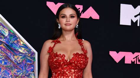 Deshi, s’deshi, u bë meme! Reagimi i Selena Gomez për nominimin e Chris Brown bëhet viral!