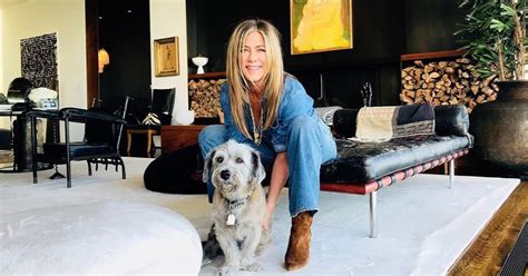 ჯენიფერ ენისტონი სამსახურში ოთხფეხა მეგობართან ერთად მივიდა