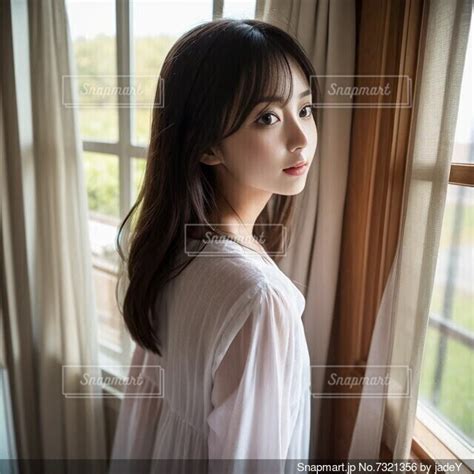 窓際に立つ女性の写真・画像素材 Snapmart（スナップマート）