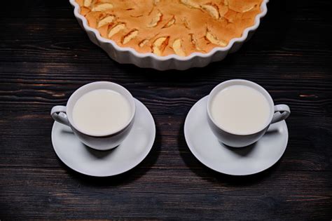 사과 타르트와 우유 2컵 베이킹 접시에 과일 파이 나무 검은 배경에 집에서 구운 잘 익은 사과 거품 내기에 대한 스톡 사진 및 기타 이미지 Istock