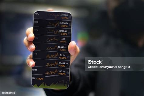 투자 전화 응용 프로그램 상인 투자자 뮤추얼 펀드 주식 시장 및 디지털 자산 사업가는 재무 데이터 외환 거래 차트 기술 금융 비즈니스 및 투자를 분석합니다 그래프에 대한